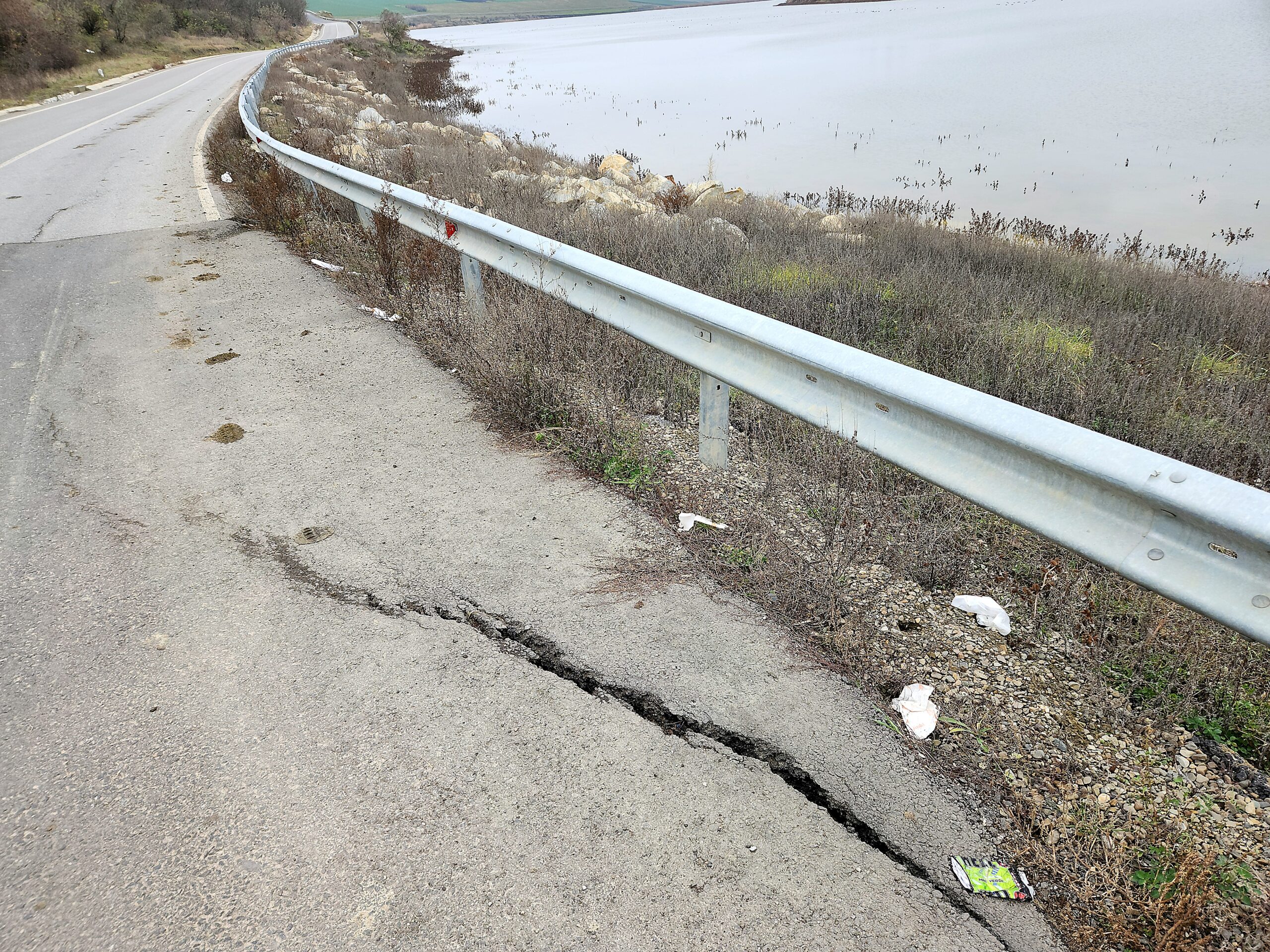 Drumul strategic Iași – Breazu – Suceava crapă din nou. Cine răspunde ...