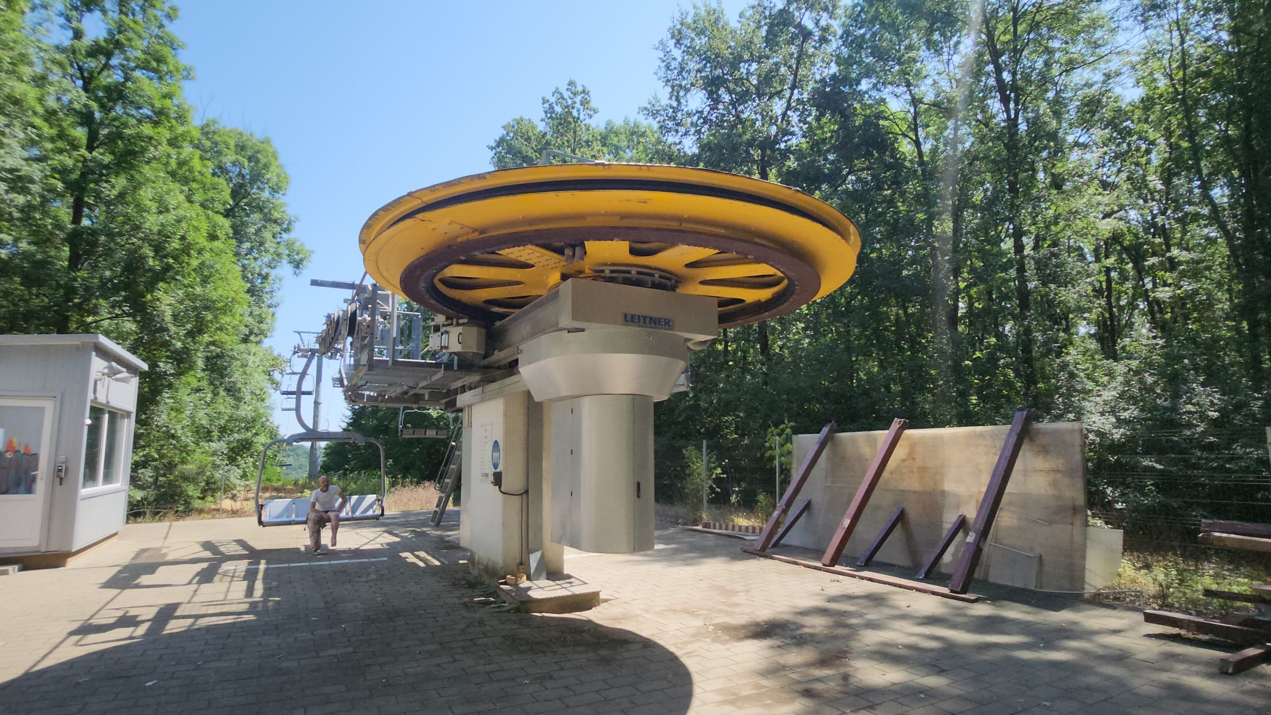 Mai știți telescaunul de la Ciric? Un boschetar este singurul care folosește investiția de 1,5 ...